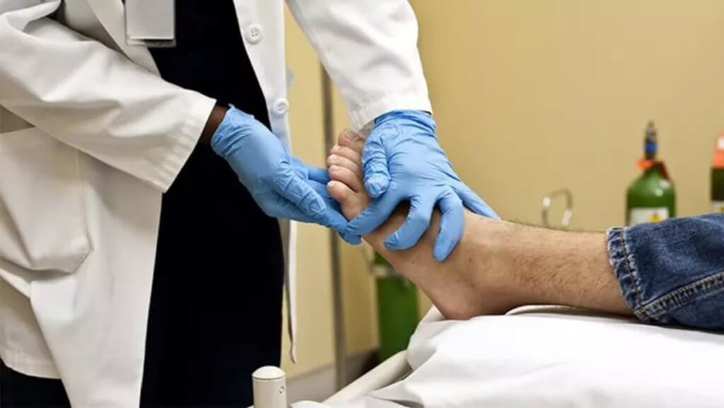 From "COVID toes" to delirium, coronavirus presents a wide range of ...